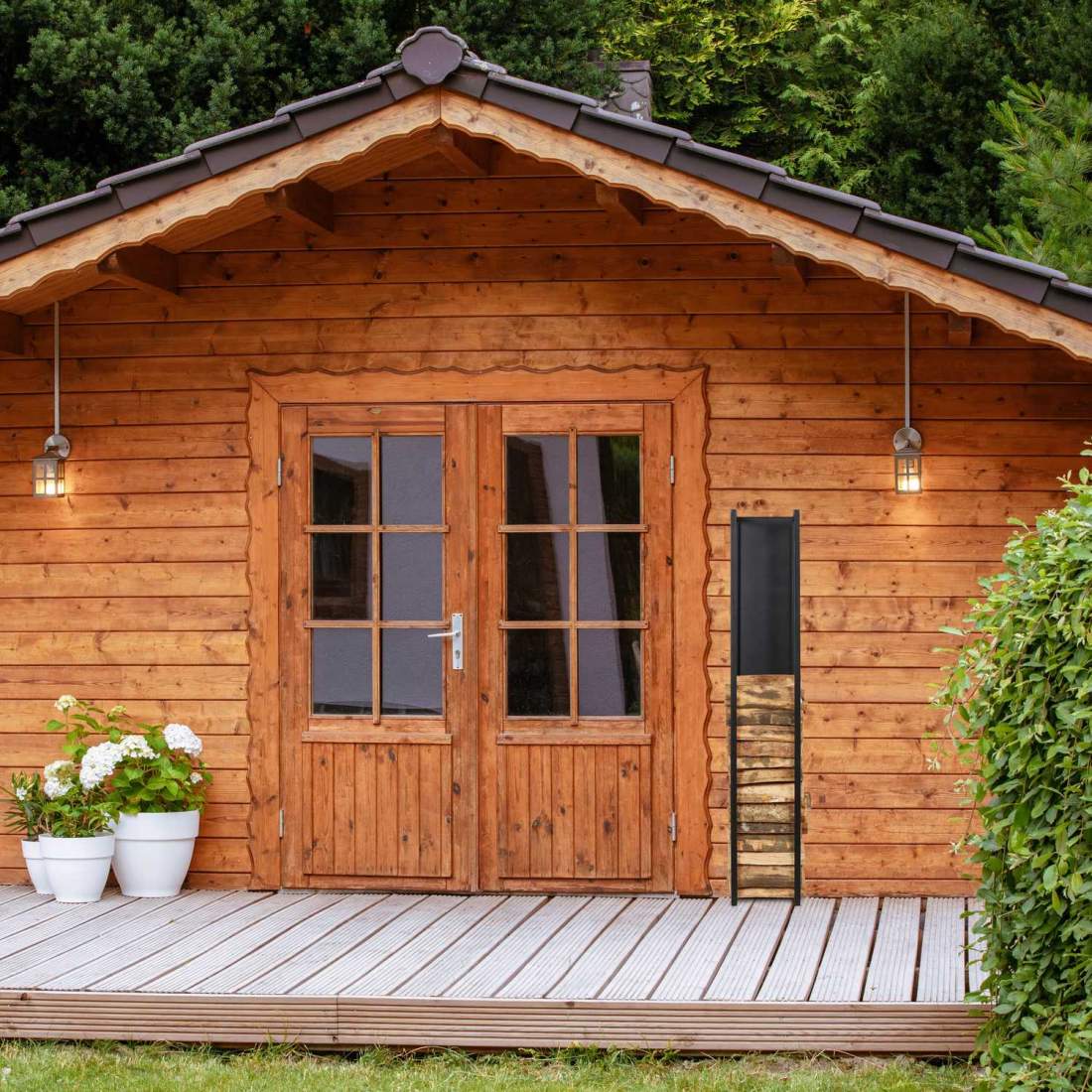 Høy trehylle med bakpanel | eStore