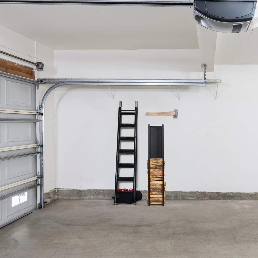 Høy trehylle med bakpanel | eStore